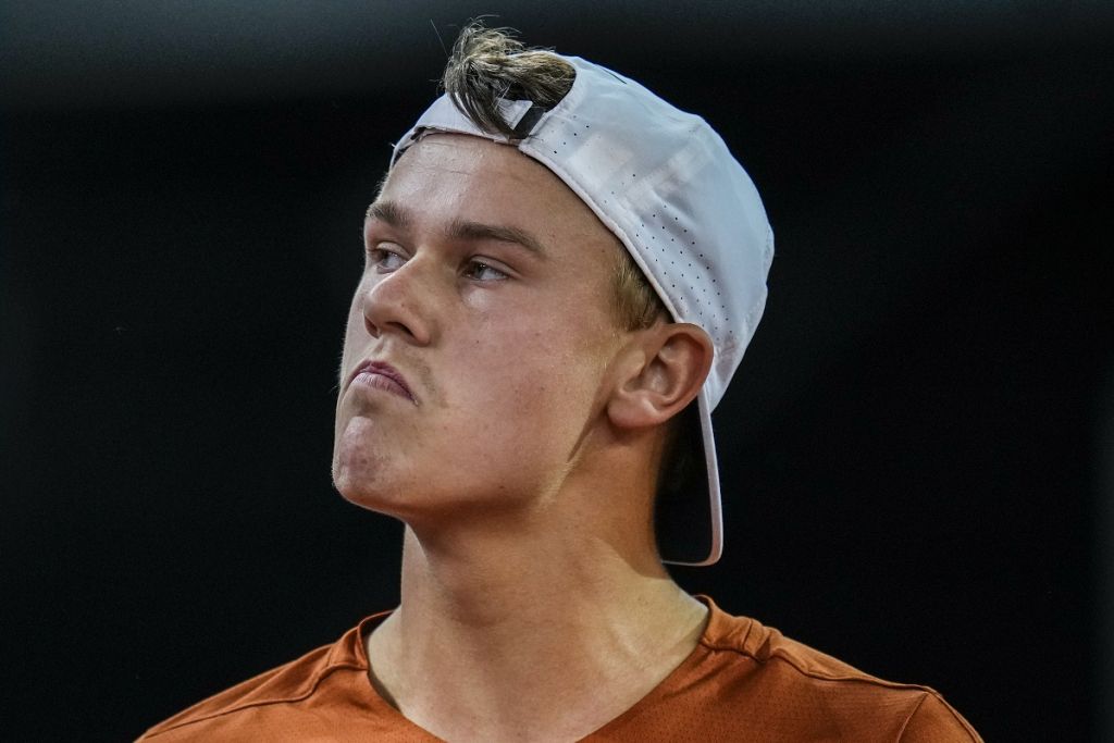 Holger Rune continúa en descenso tras su temprana eliminación en Queen ...