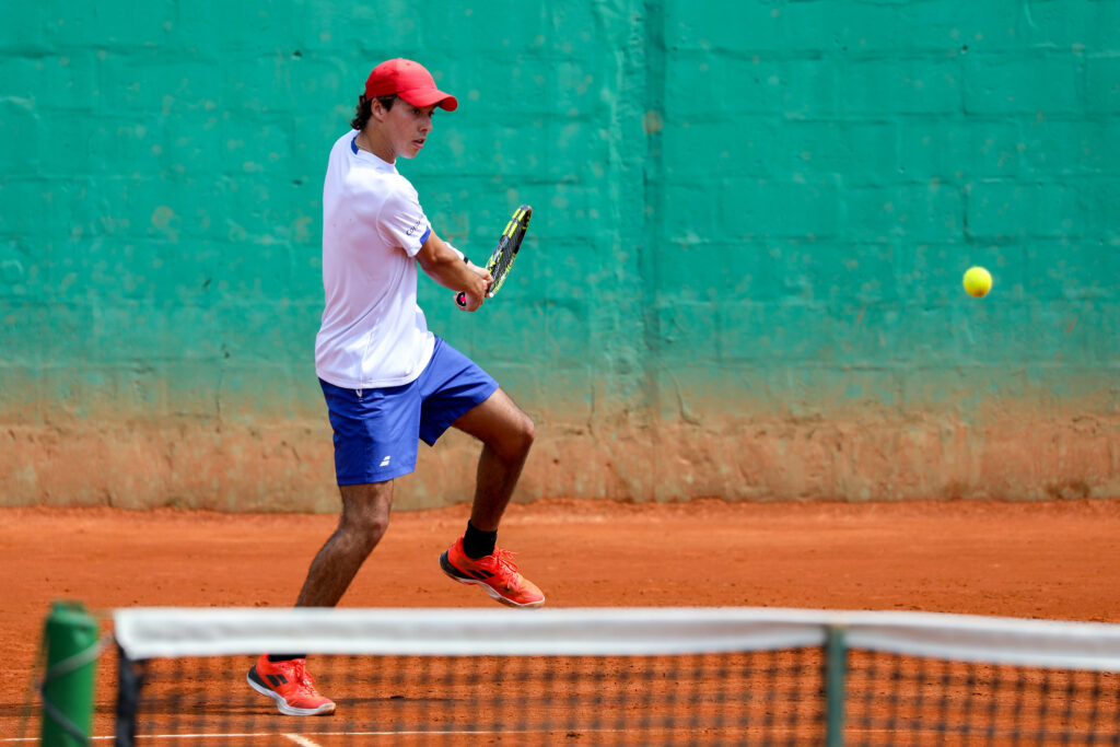 Alejandro Arcila, único colombiano que sigue en carrera en el J300 ...