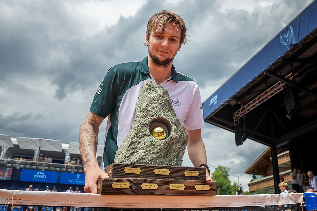 Bublik supera su alergia a la arcilla y levanta el titulo en Gstaad